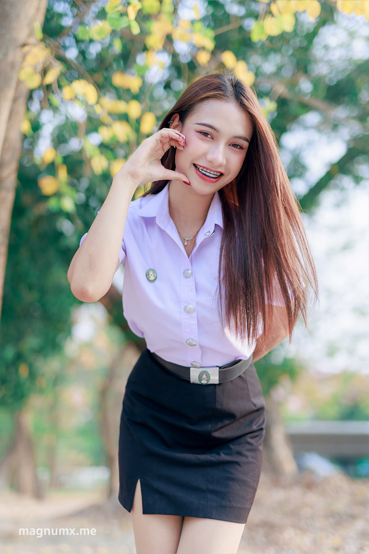 10 ไอเดีย โพสท่าถ่ายรูปในชุดนักศึกษา ใครๆก็ทำได้ | พี่แม็กนั่ม